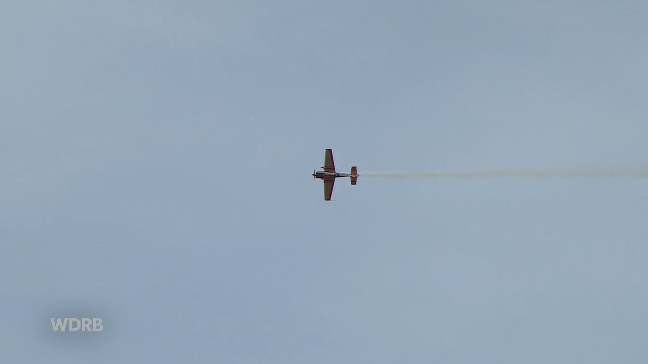 Planes of Thunder: Britt Lincoln does aerial maneuvers - YouTube