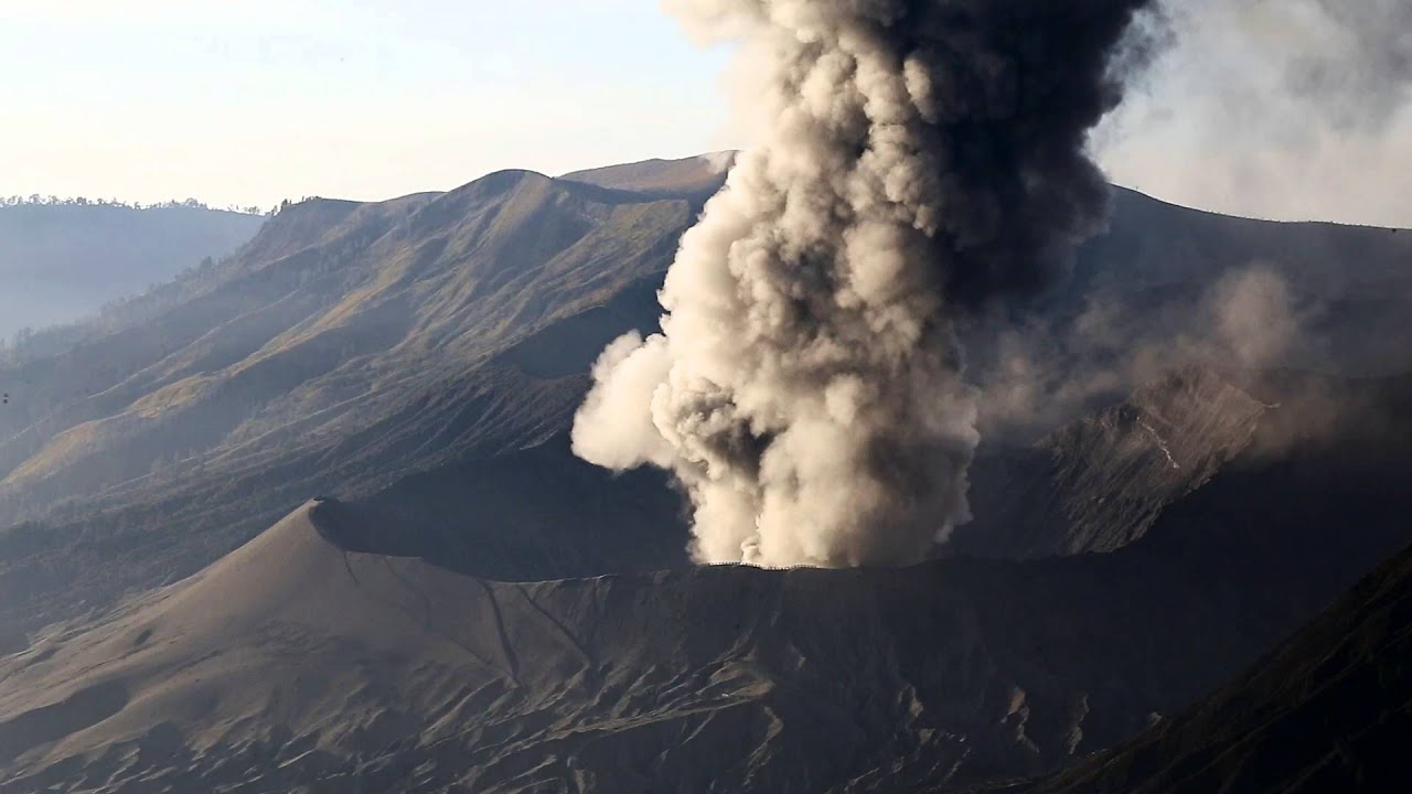 Bromo volcanic eruption 13 December 2015 - HD footage - YouTube