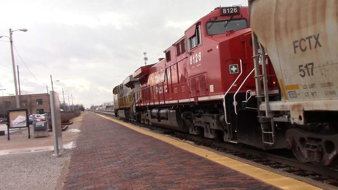 CREX 1203 & CP 8126 lead CN G876 in Centralia, Illinois - YouTube