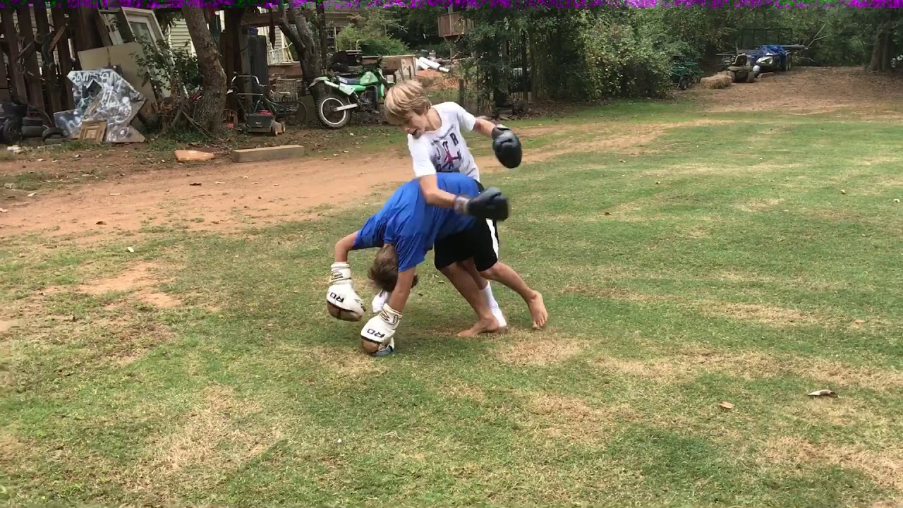 Kids fight (knocked out) - YouTube