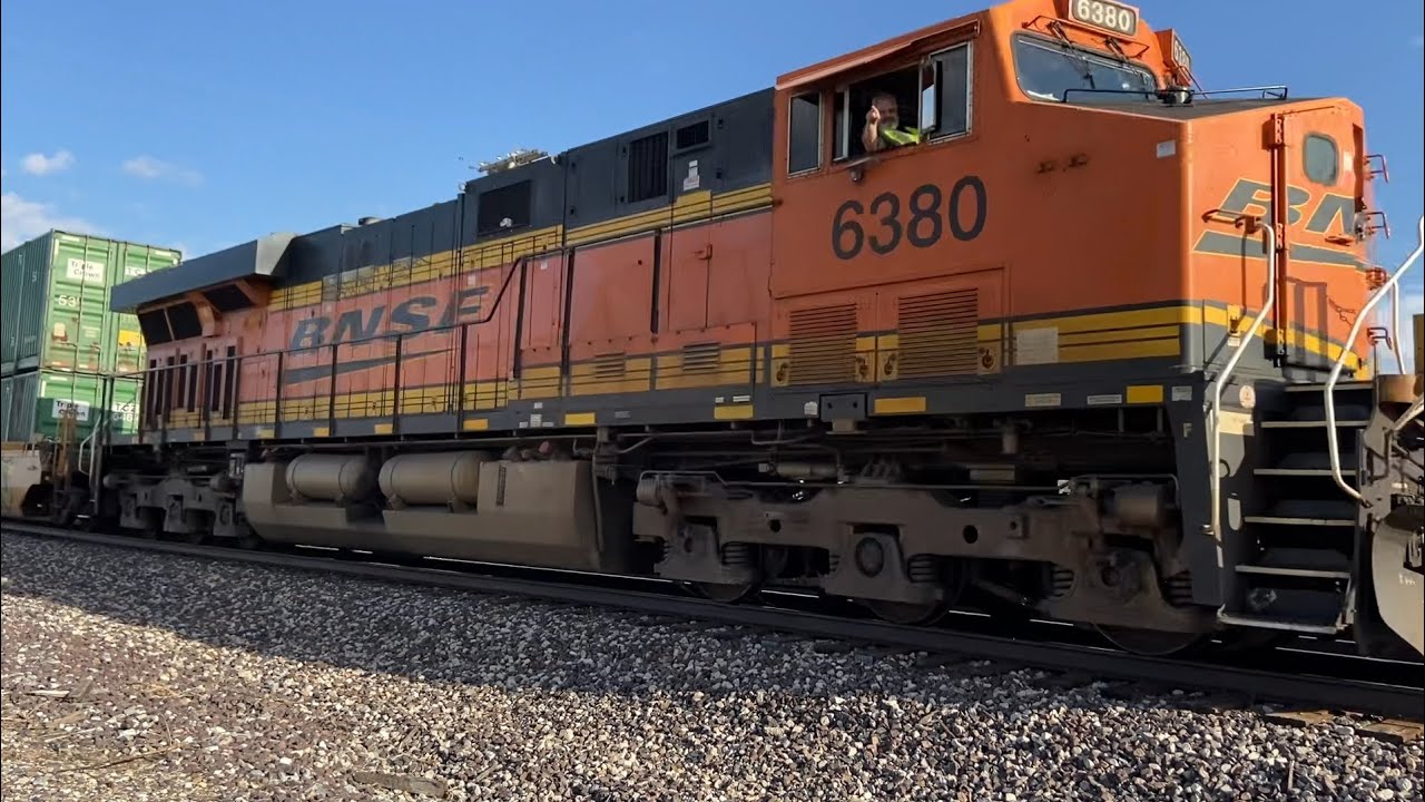BNSF led NS 251 returns our wave!! - YouTube