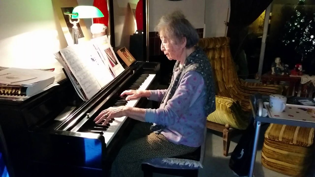 Auntie Brenda Lo plays - YouTube