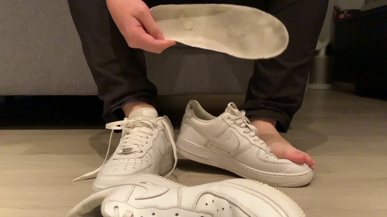 Sockless Air Force 1 new vs old shoeplay - YouTube