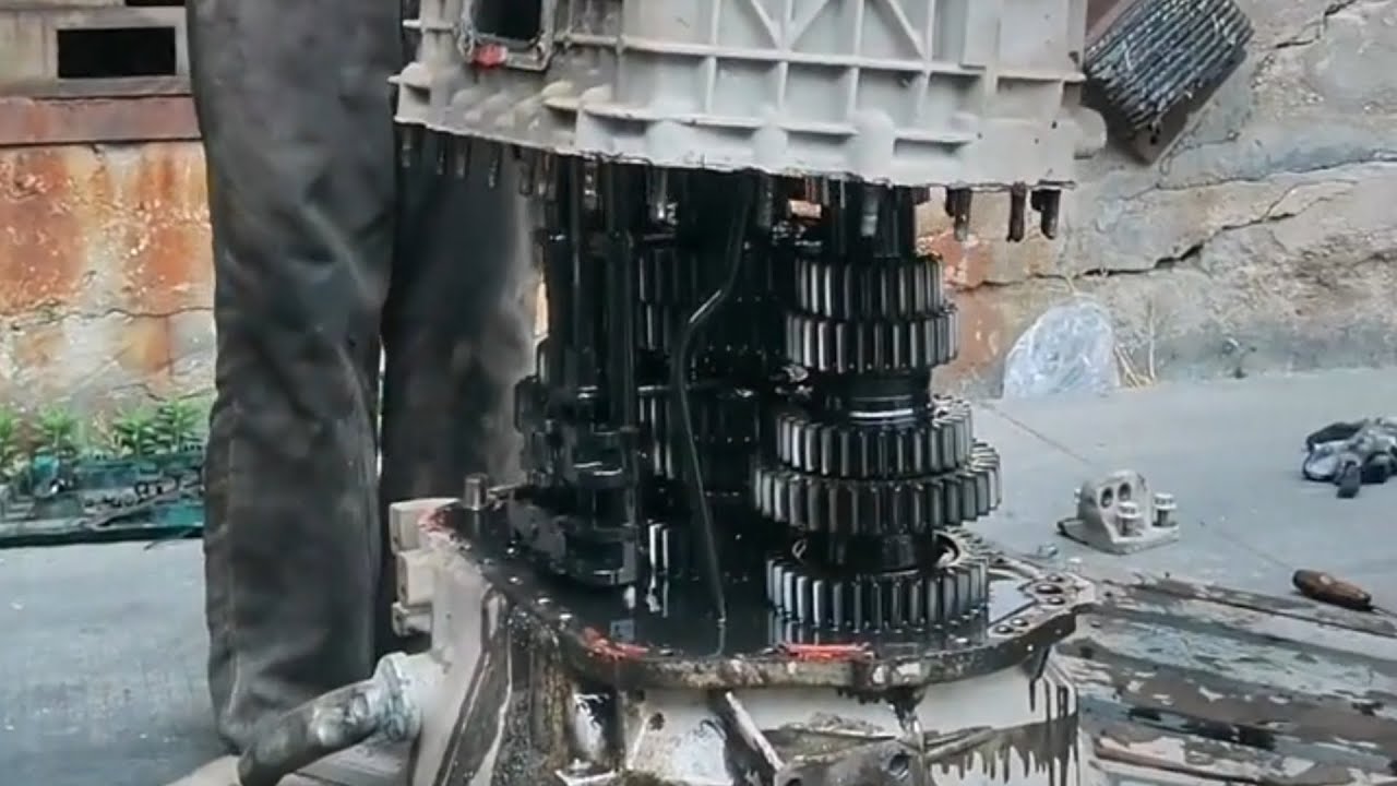 Disassembling and Repairing Heavy-Duty Truck 12-Speed Transmission ...