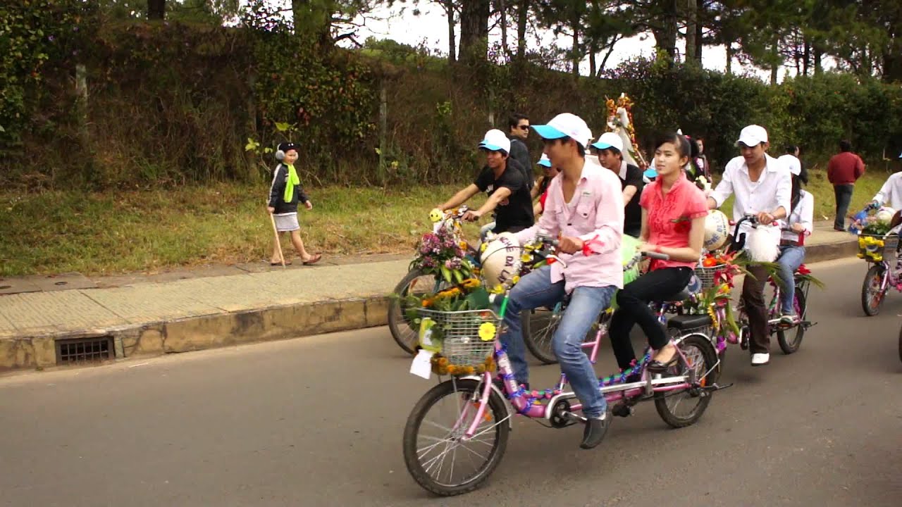 Dieu hanh xe dap doi Festival Hoa Dalat 2012 - YouTube
