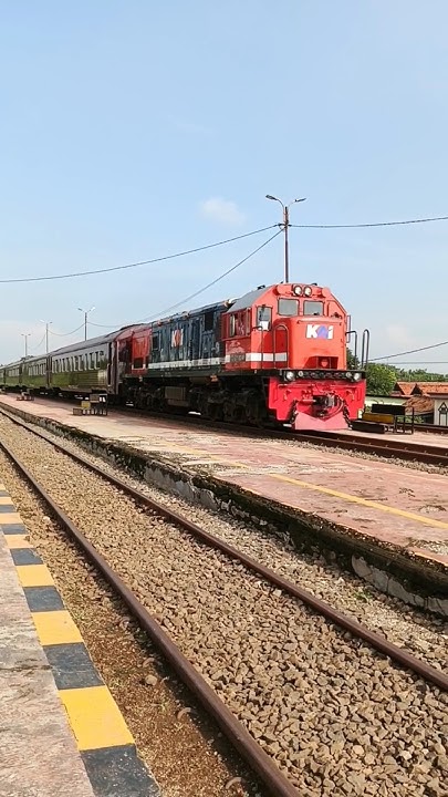 KA Java priority menggunakan lokomotif langka😱 #keretaapiindonesi #keretaapi #railfans - YouTube