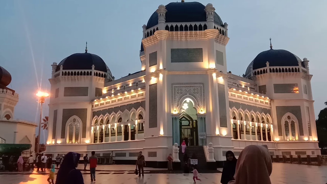 INDAH DAN MERDU AZAN MAGRIB DIKOTA MEDAN - YouTube