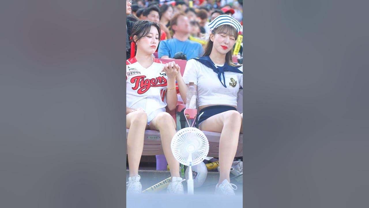 떨고있는 천소윤(Chun So-yun)치어리더 언니 손잡아주는 유세빈(Yu Se-bin)치어리더 - YouTube