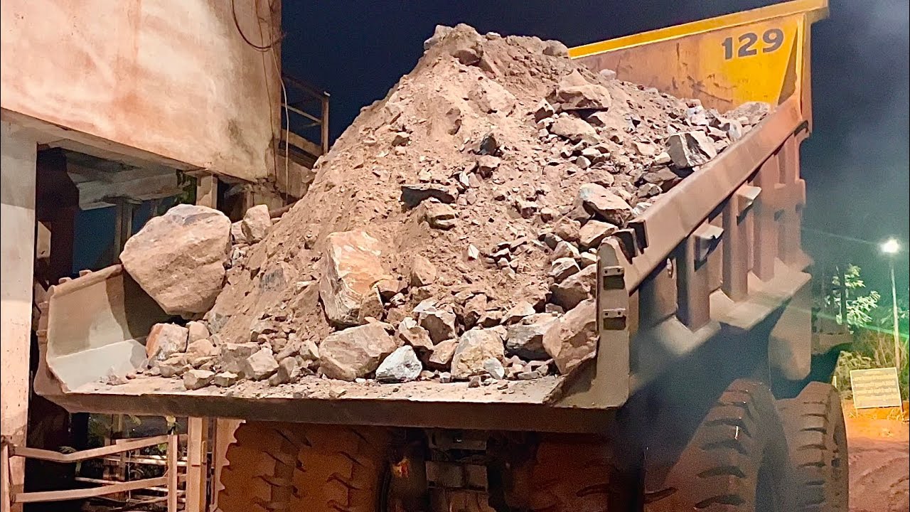 CONTINUOUS IRON ORE BOULDER CRUSHING IN PRIMARY KOBELCO GYRATORY CONE ...