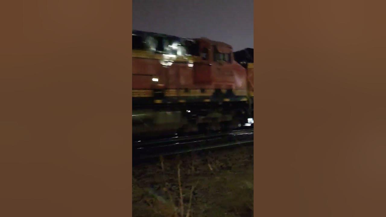 BNSF POWER LEADS A HEAVY GRAINER DOWN THE SCOTT! #trains #bnsf #bnsfrailway - YouTube