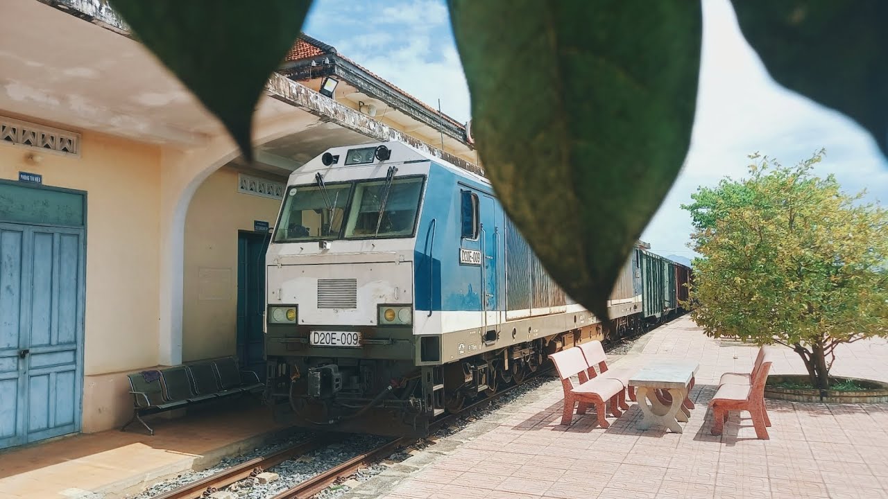 Đầu máy Đức D20E-009 dồn và đẩy toa tại ga Ninh Hoà ( 7 - 3 - 2023 ...