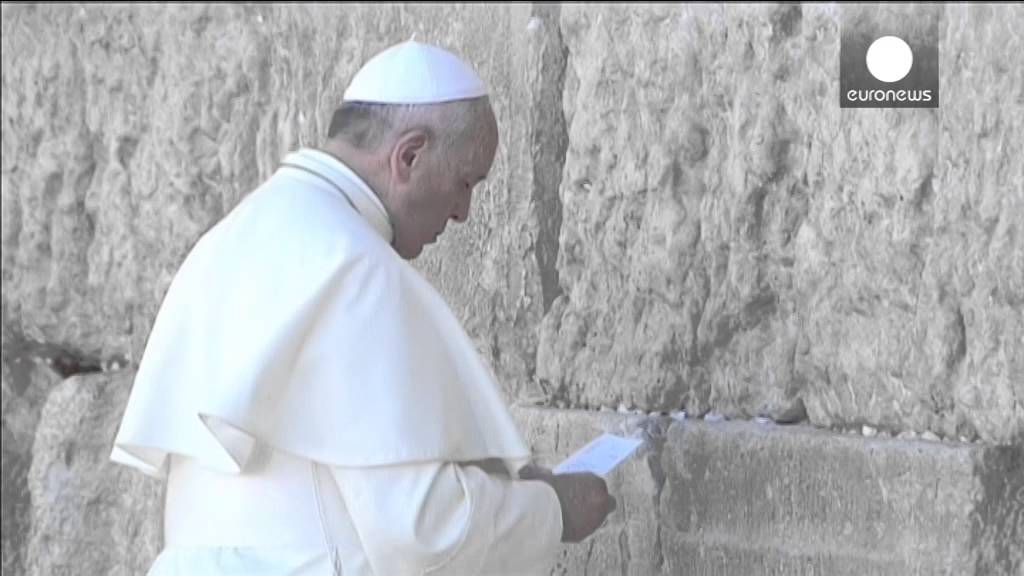 Video: Pope Francis praying at Western Wall in Jerusalem - YouTube