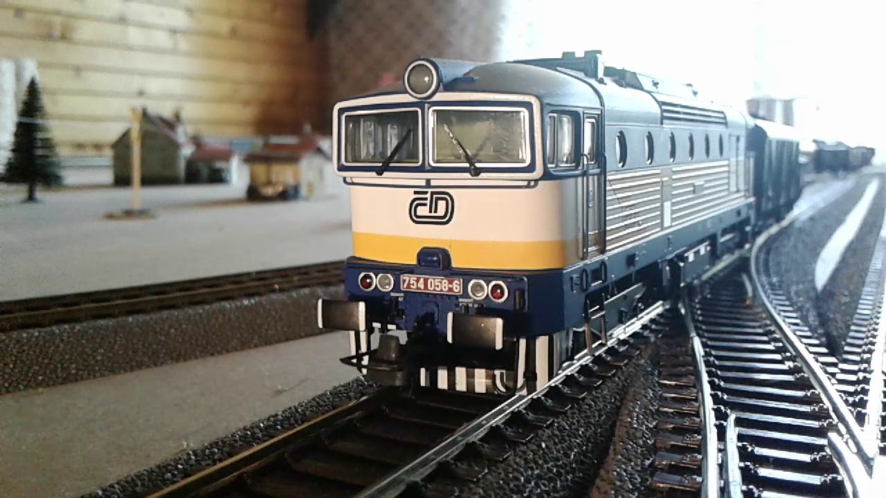 Roco line long wagons - YouTube