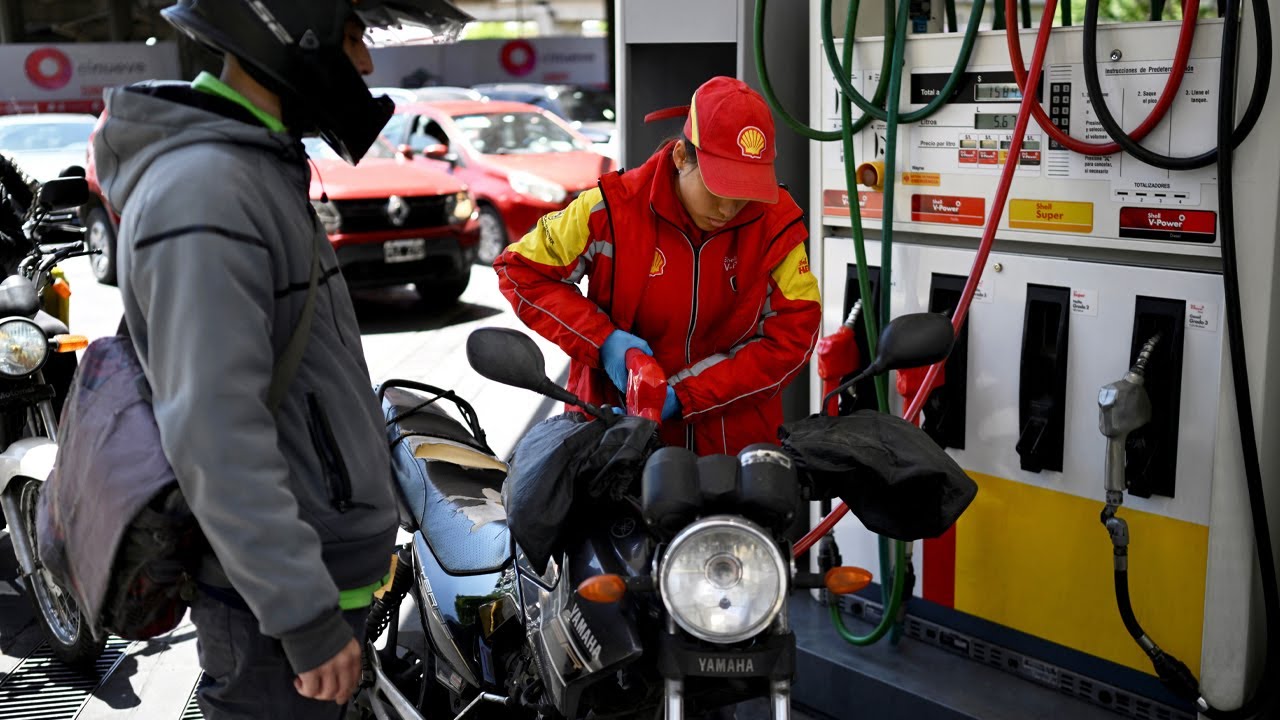 Argentines react to shortage of fuel in Buenos Aires - YouTube