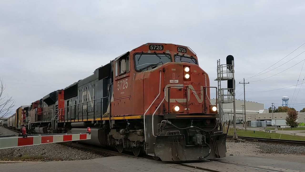 SD75i leading and a GP40-2W trailing third - YouTube