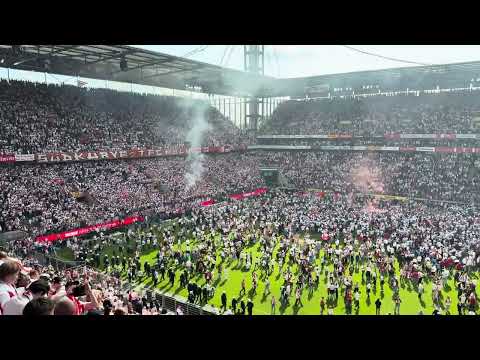 1. FC Köln - Kaiserslautern (18.05.2025): Platzsturm der FC-Fans nach Aufstieg in die Bundesliga