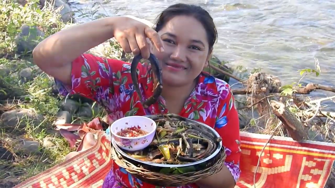 Primitive cute Girl - Yummy Cooking eel with tropical Bananas and ...