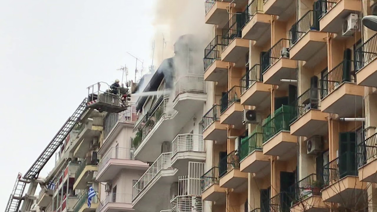 Φωτιά σε διαμέρισμα στο κέντρο της Θεσσαλονίκης - YouTube