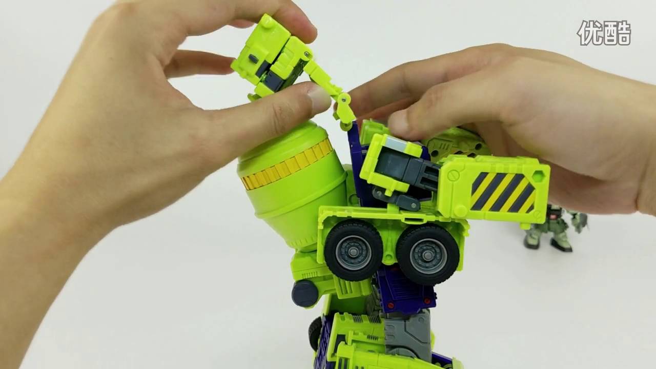 [Review] Mixmaster concrete Devastator Transformers Toyworld TW-C06 ...