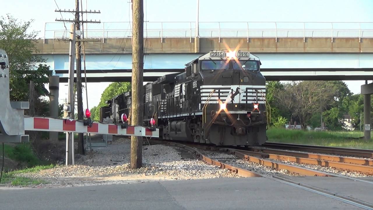 NS 8510 (GE C40-8.5W Ex CR) trails NS W956 - YouTube