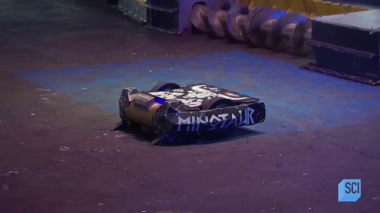 BattleBots 2019 Death Roll vs. Minotaur - YouTube