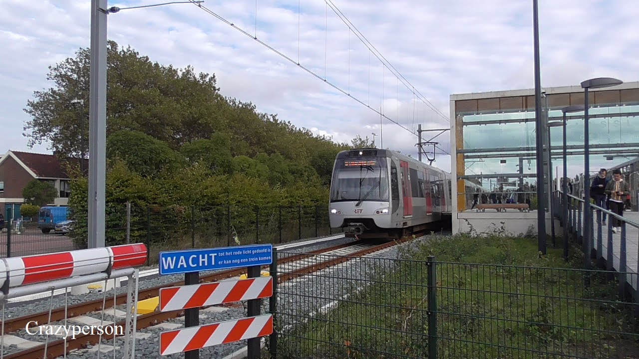 Hoekse Lijn RET metro vertrek Maassluis Centrum en Spoorwegovergang ...