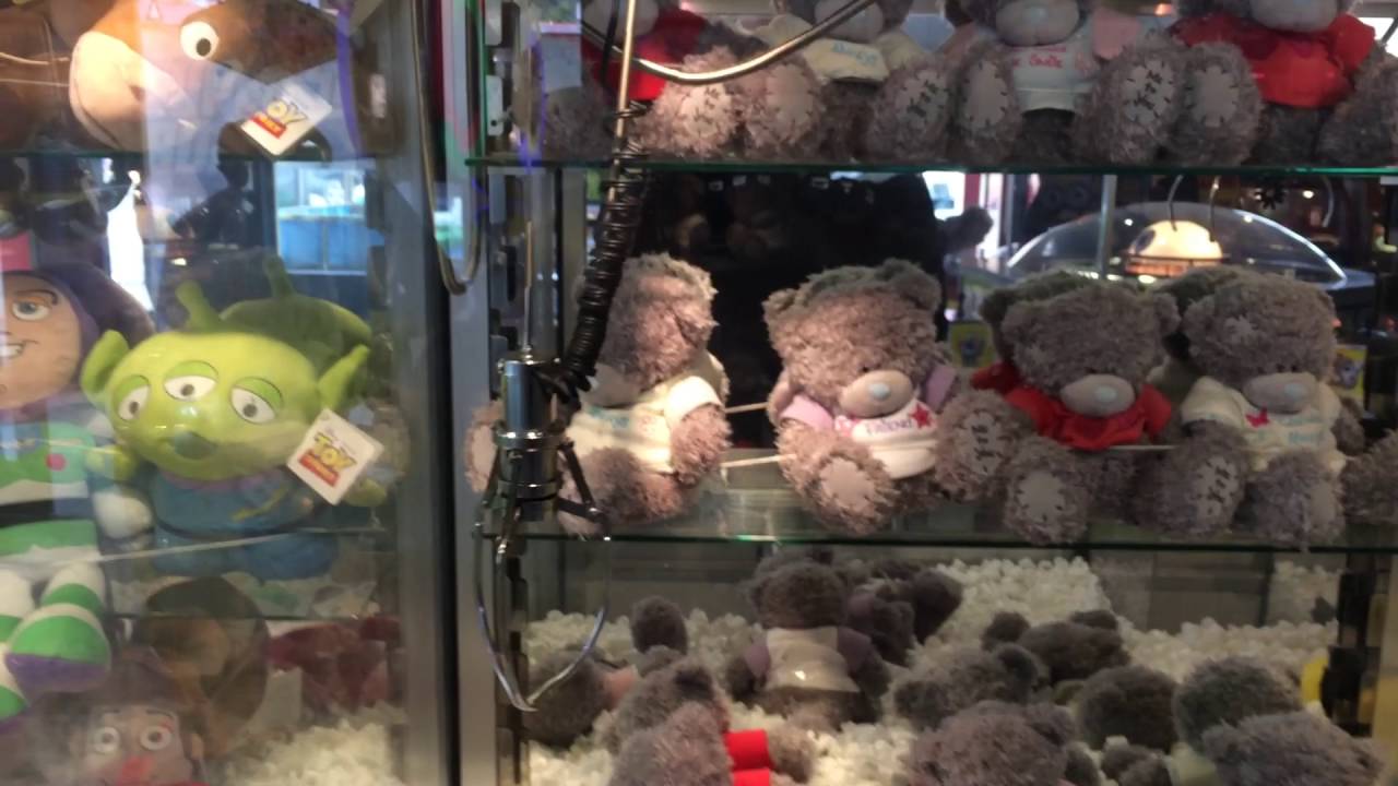 Mega Crane Claw Machine in Barmouth Arcade - YouTube