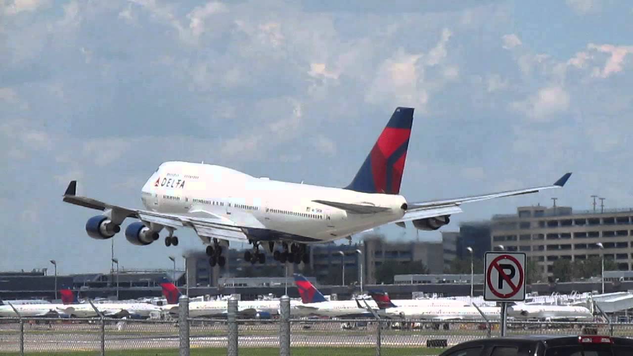 Delta Airlines Boeing 747-400 [N675NW] Landing in Minneapolis - YouTube