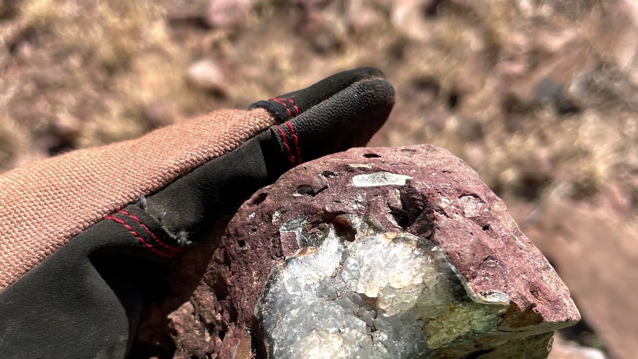 ROCKHOUNDING THE KOKERNOT o6 RANCH - YouTube