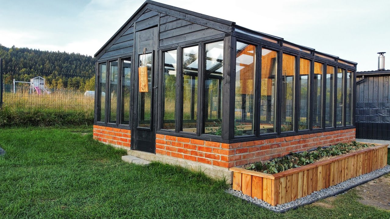 Stylowa Szklarnia DIY: Budowa z Drewna oraz Cegły i Szyb z Recyklingu ...