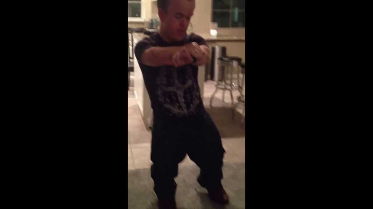 HILARIOUS DWARF DANCES GANGNAM STYLE (Brad Williams) - YouTube
