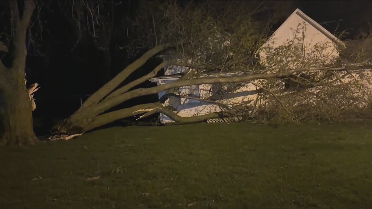 Roger Riley reports on storm damage in southwest Iowa - YouTube
