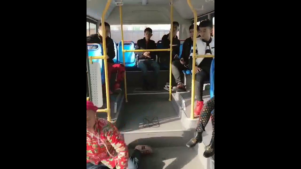 FUNNY MOVEMENT THAT GUY FALL FROM THE BUS😆😆😆😆 - YouTube
