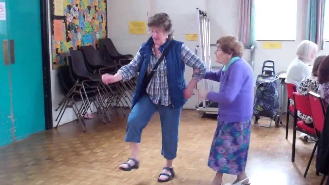 Doing the Lambeth walk - YouTube