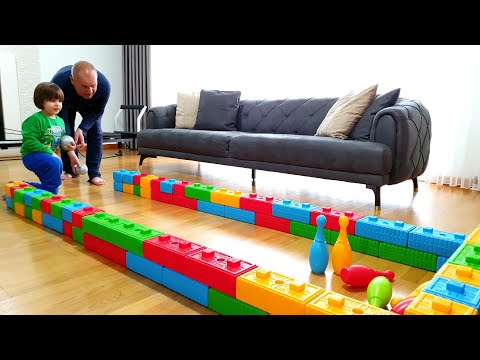 Fatih Selim ile babası bowling oynuyorlar.Eğlenceli bowling oyunu.