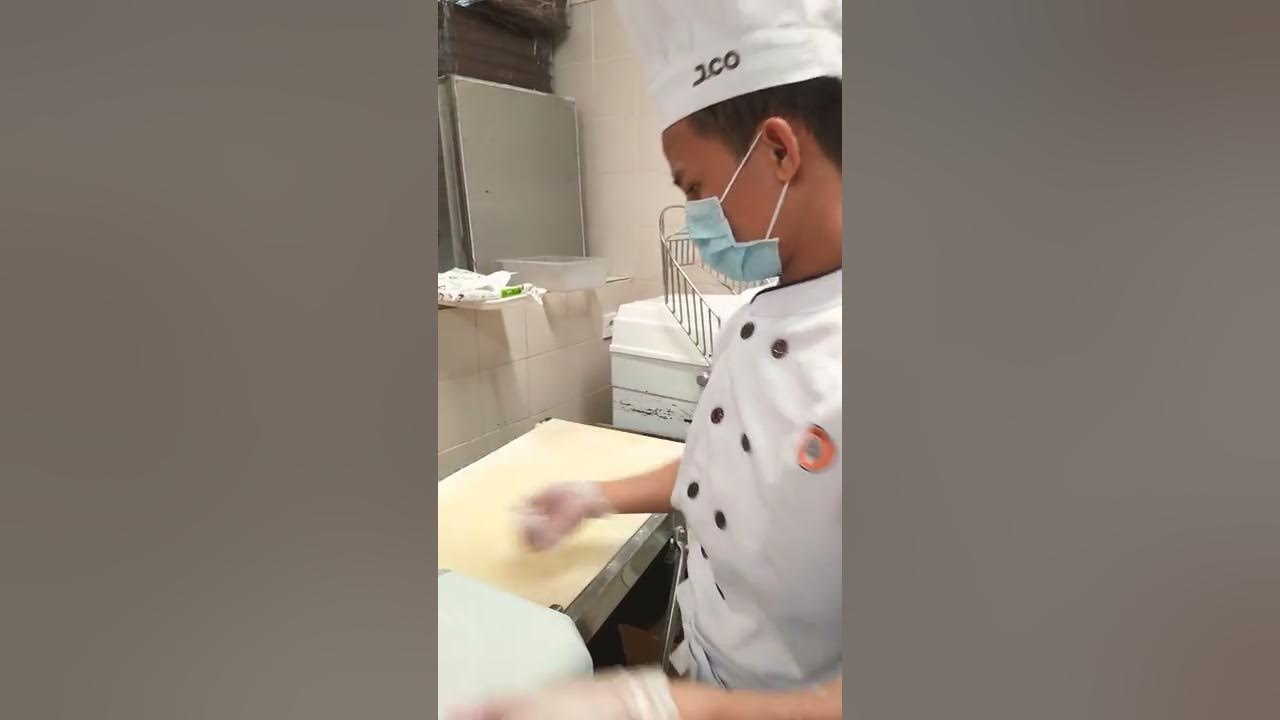 Proses menipiskan adonan dan proses pencetakan pembuatan donat - YouTube