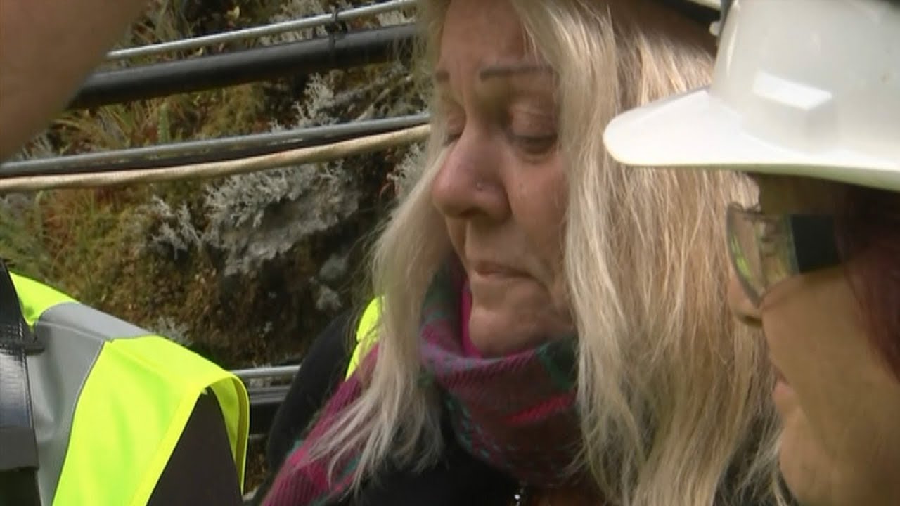 Emotional scenes as Pike River families enter mine shaft - YouTube