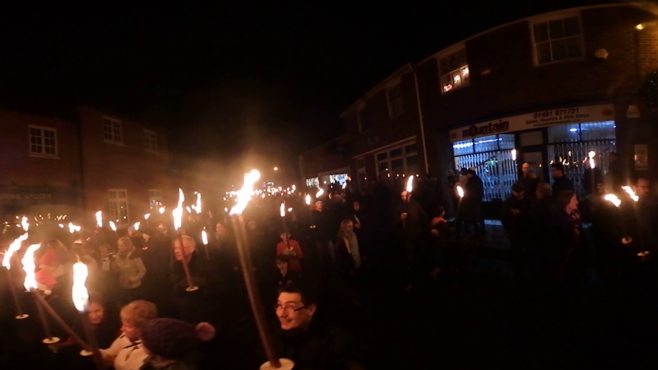 Nikon Keymission 360 Goring on Thames Torchlight Procession 360 VR ...
