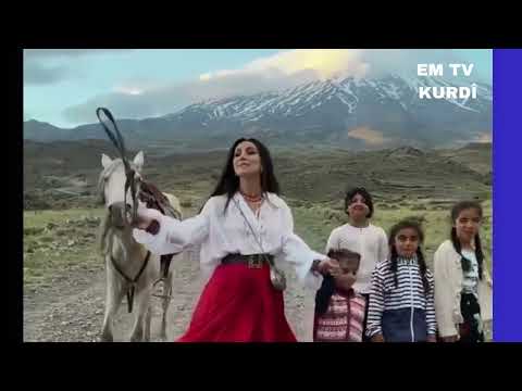 Hunermenda Kurd a Rûs a navdar Zara Pashaevna Mgoya bi zarokên ji Agiriyê re stran gotin.