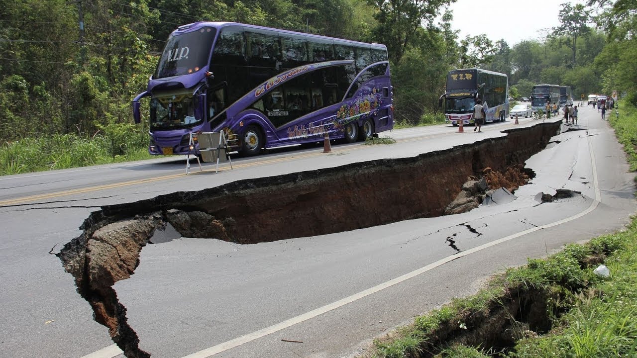 👉 Top 5 Derrumbes Masivos Capturados En La Cámara - YouTube