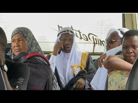 Fake Chinese language prank by the groom on a random bus (Short clip)