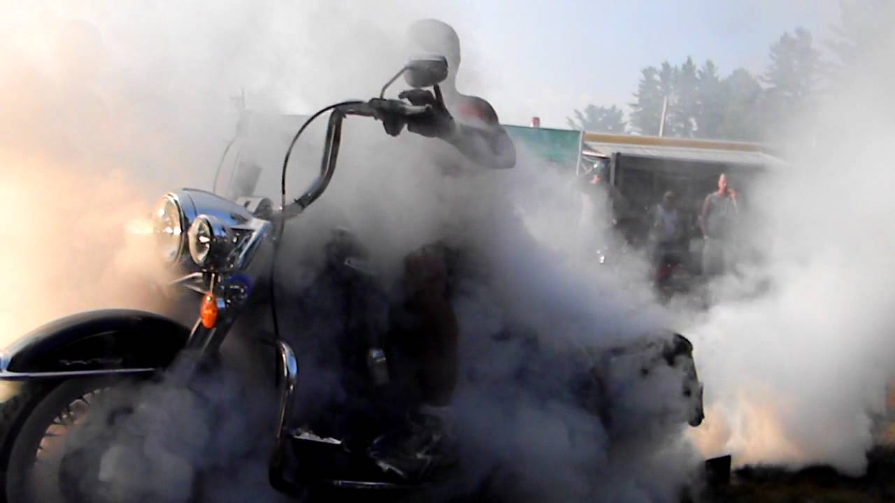 Harley Road King Burn Out take 2 @ Statewide UBM 2011 - YouTube