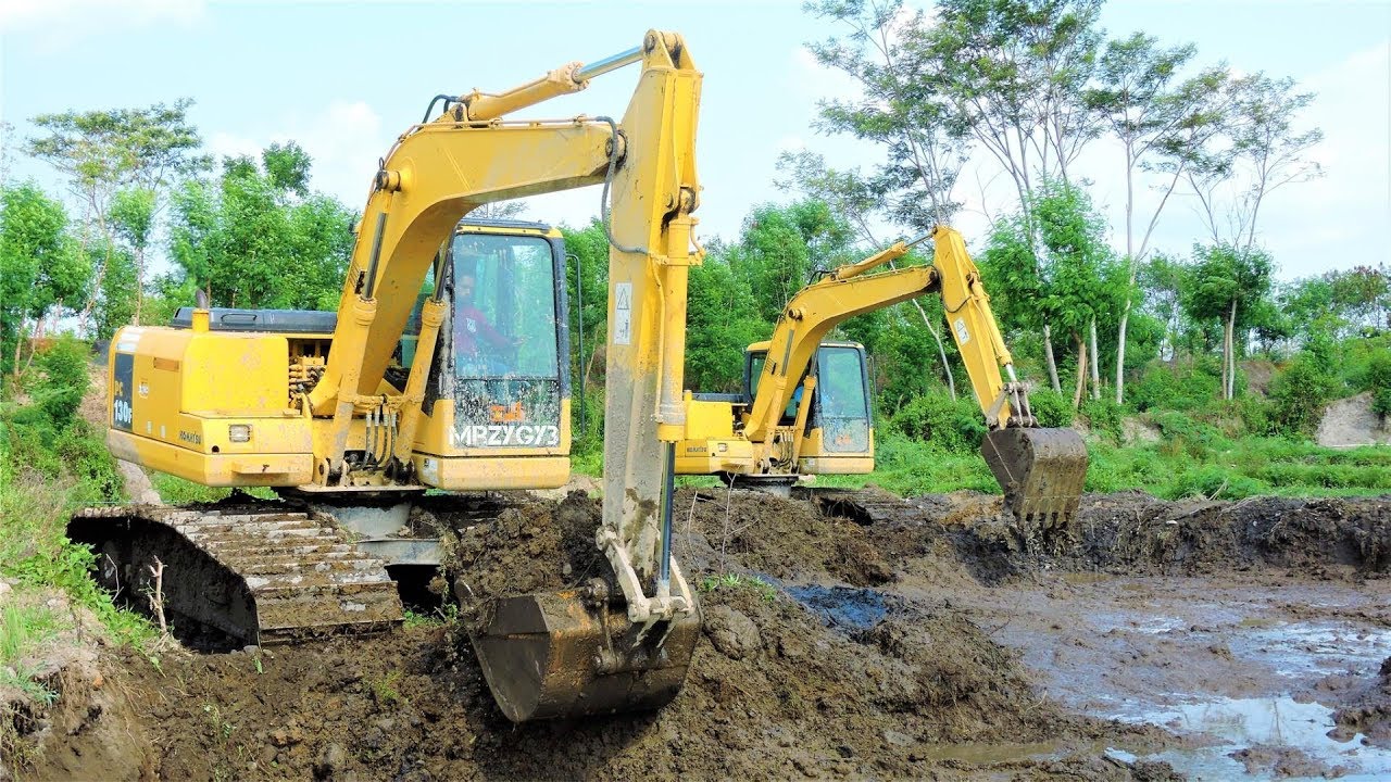 Mud Digging Using Wide Track Excavator Komatsu PC130F - YouTube