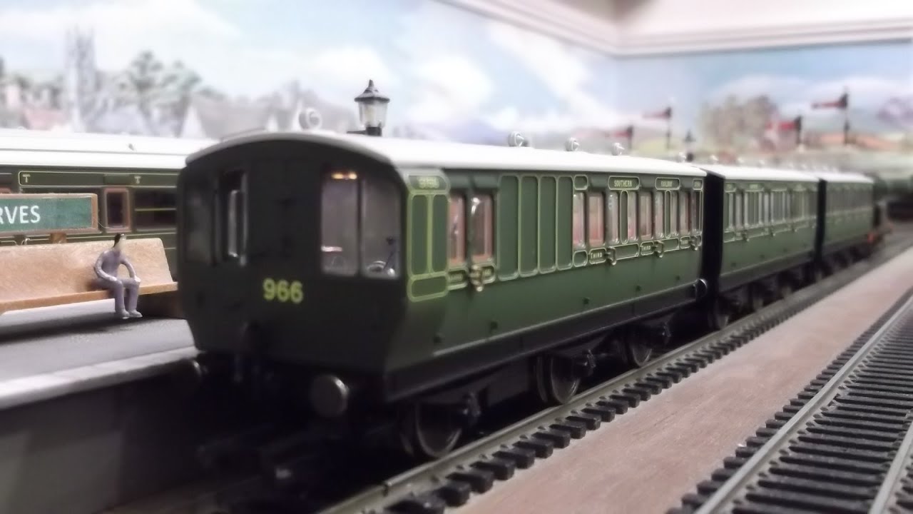 Hornby SR 6 wheel coaches with lights - YouTube