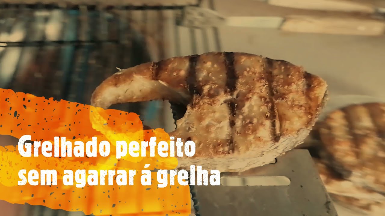 Como grelhar peixe na brasa sem agarrar á grelha - YouTube
