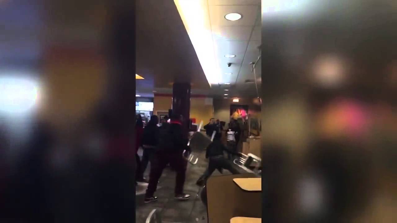 Huge Crowd Fight at McDonalds in Chicago - YouTube