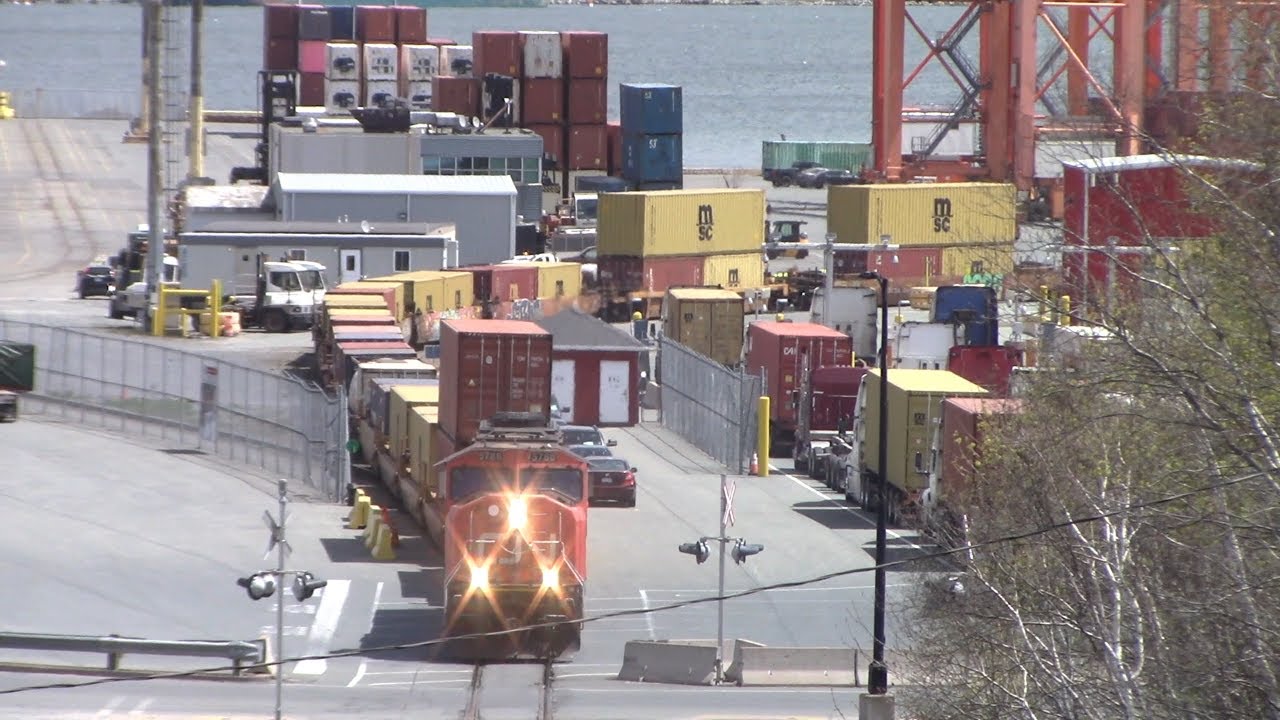 SD75I 5788 Working Train 521 at Halifax Ocean Terminals - PSA Atlantic ...