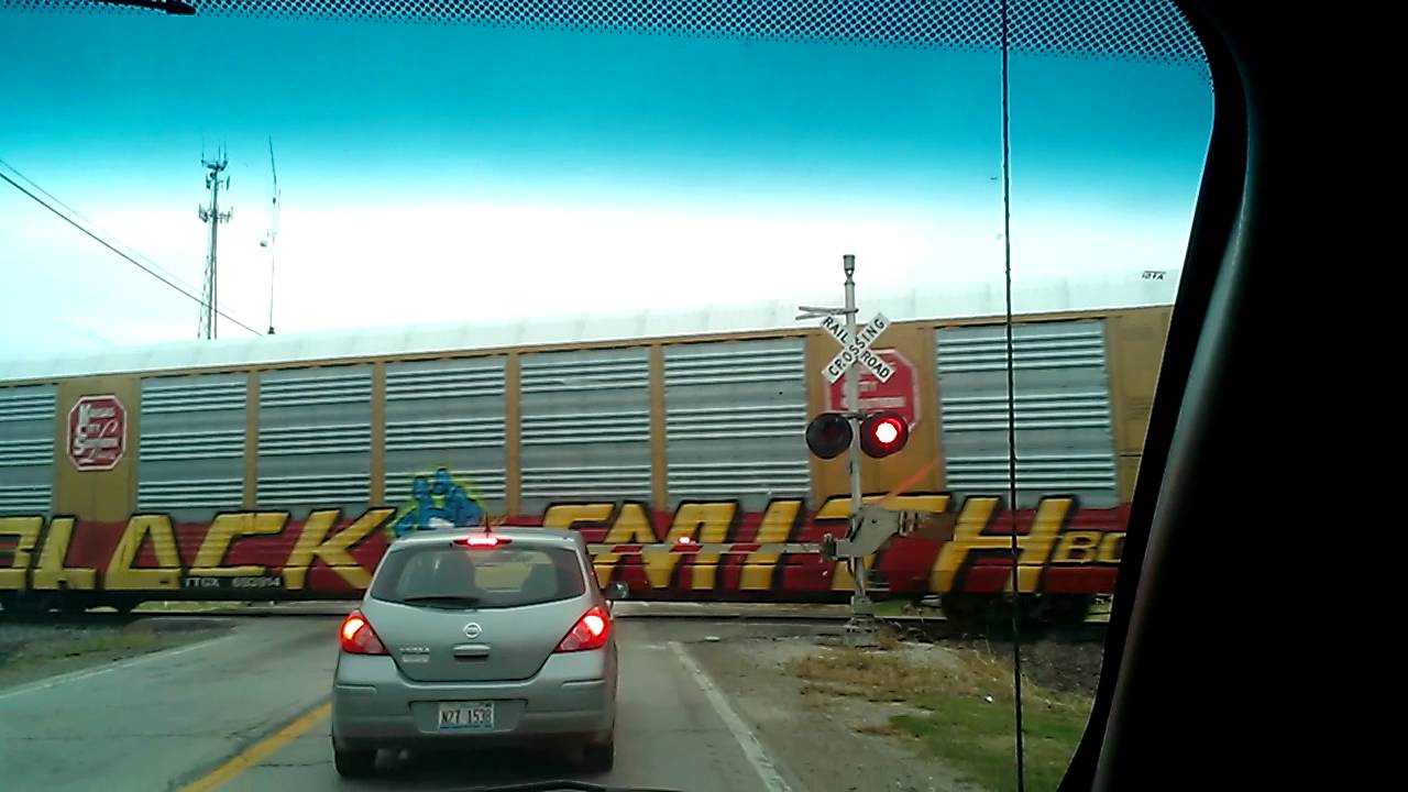 NORFOLK SOUTHEREN 9561 FRIEGHT TRAIN GOING THROUGH ST ELMO ILLINOIS ...