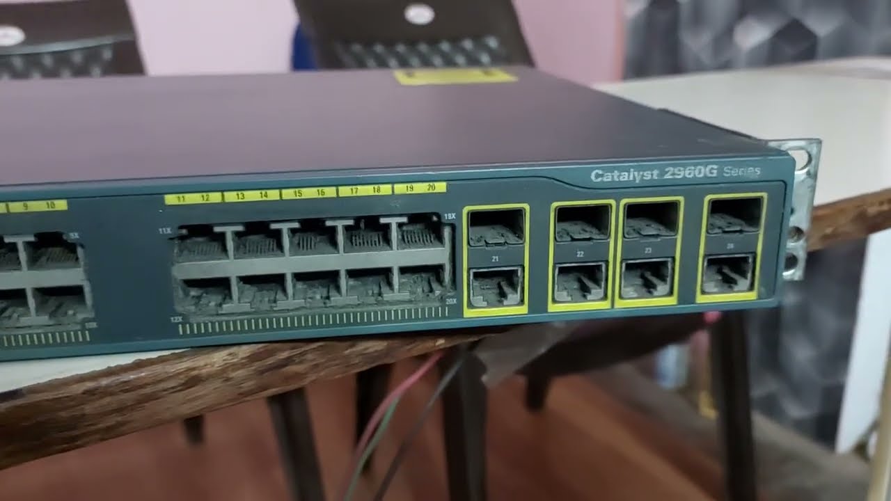 Closer Look Cisco Catalyst 2960G - YouTube