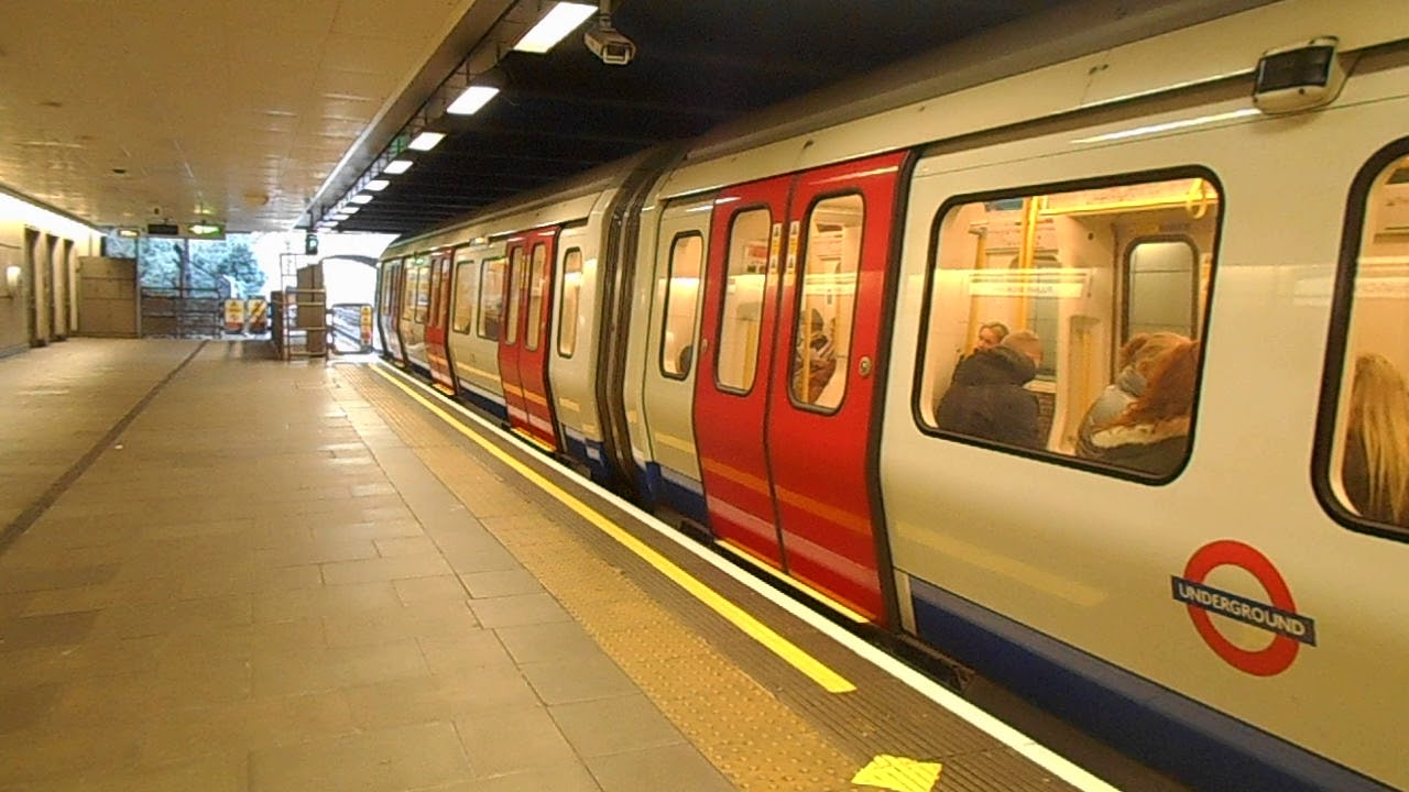 London Underground S7 Stock District Line Train Arriving at Fulham ...